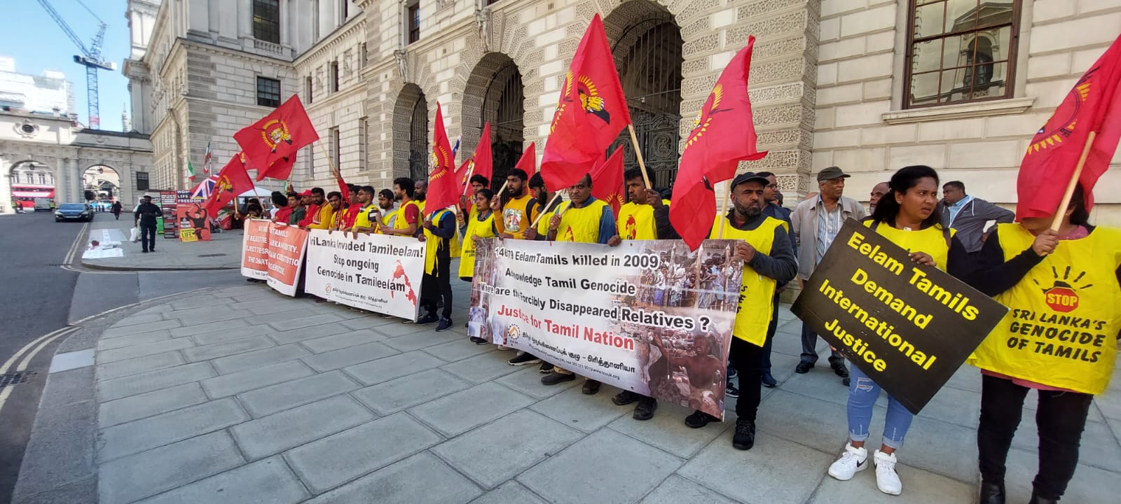 பிரித்தானிய வெளியுறவுத்துறை அலுவலகத்திற்கு முன்பாக நடைபெற்ற கண்டனப் ...